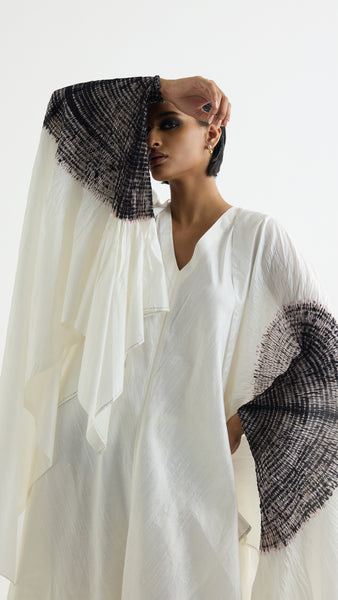 Segment Cape- Ivory/Black – Studio Medium